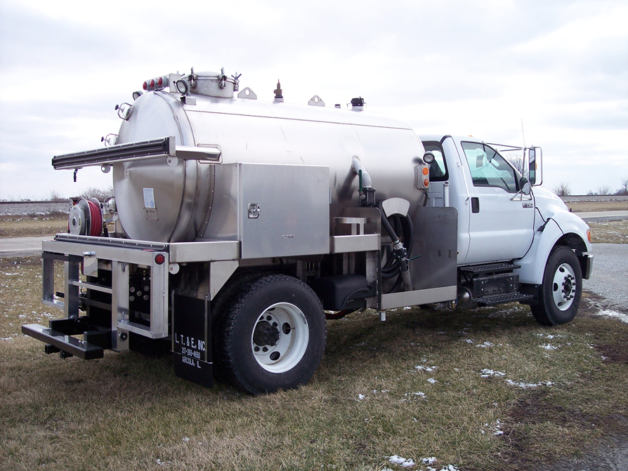 Choosing a Tank for Your Next Portable Restroom Service Truck | Pumper